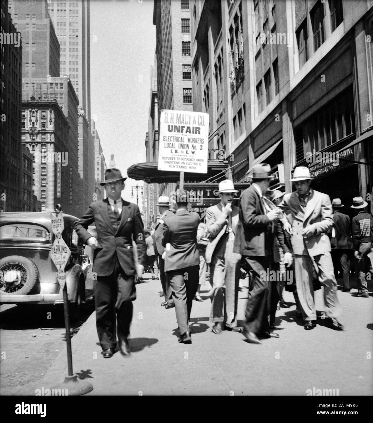 1940s new york city black and white hi-res stock photography and images ...