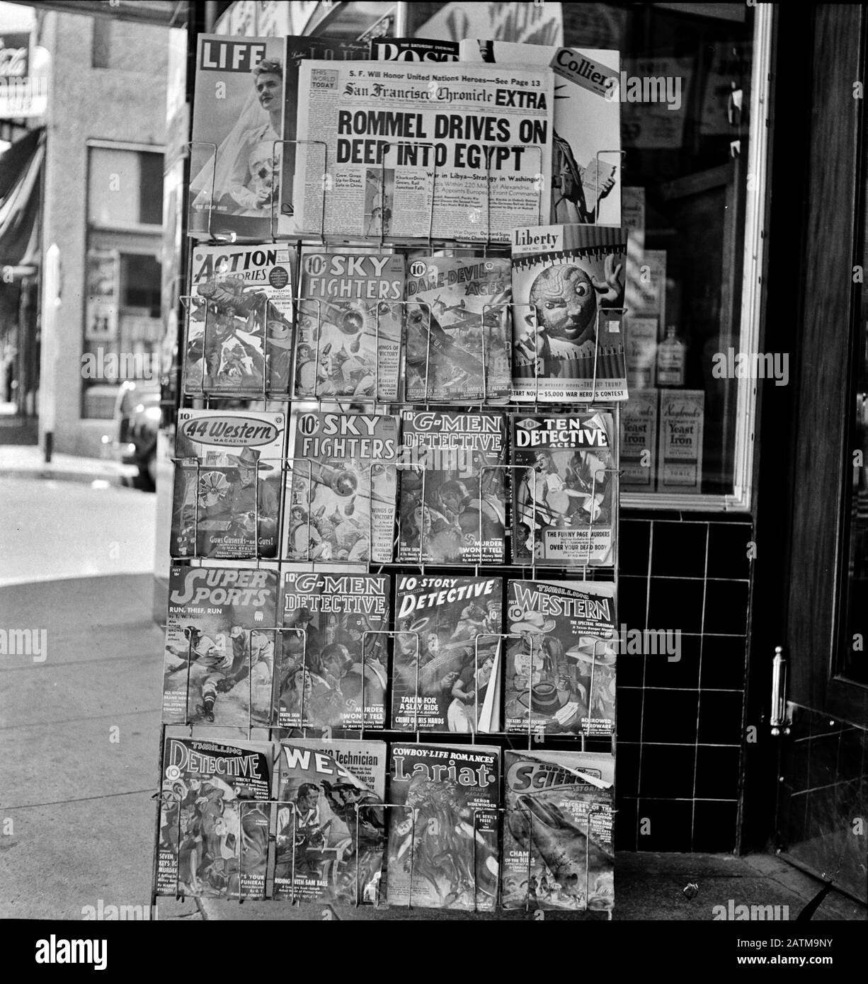 World war 2 magazine Black and White Stock Photos & Images - Alamy