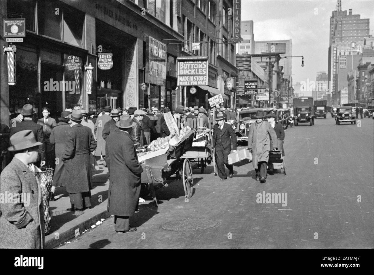 1940s new york city street scene hi-res stock photography and images ...