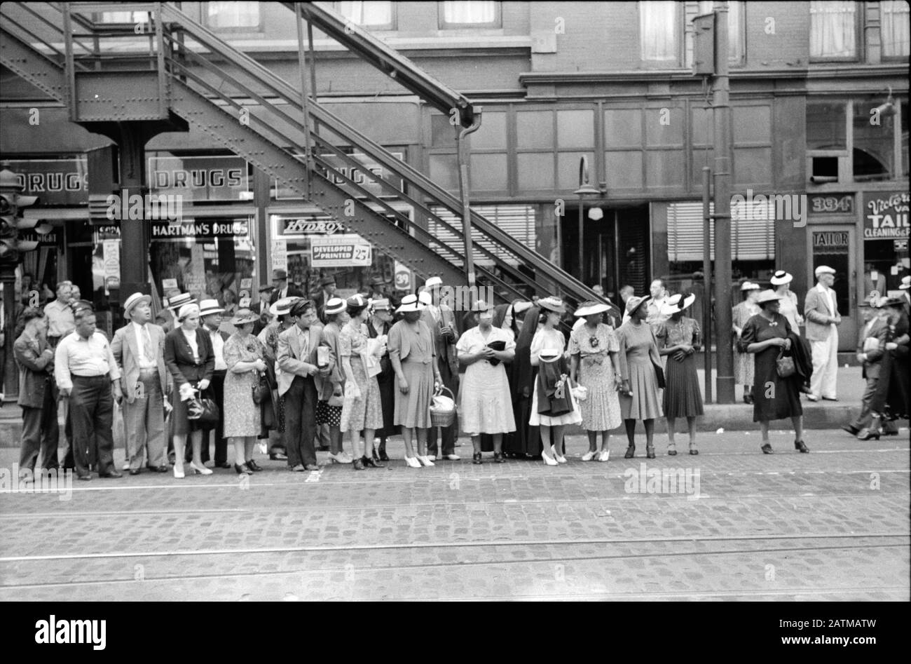 Chicago street 1940s hi-res stock photography and images - Alamy
