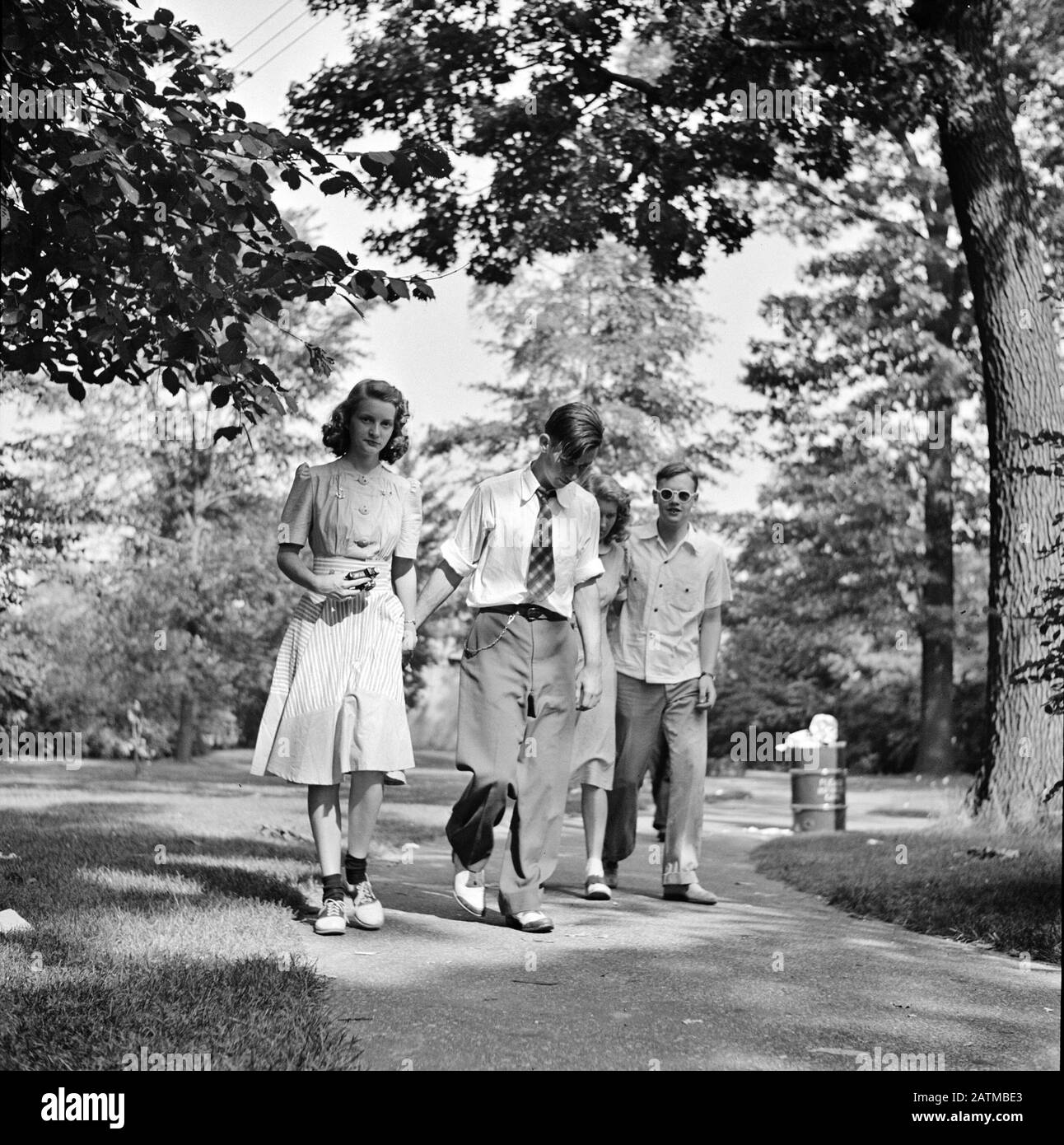 1940s high school students hi-res stock photography and images - Alamy