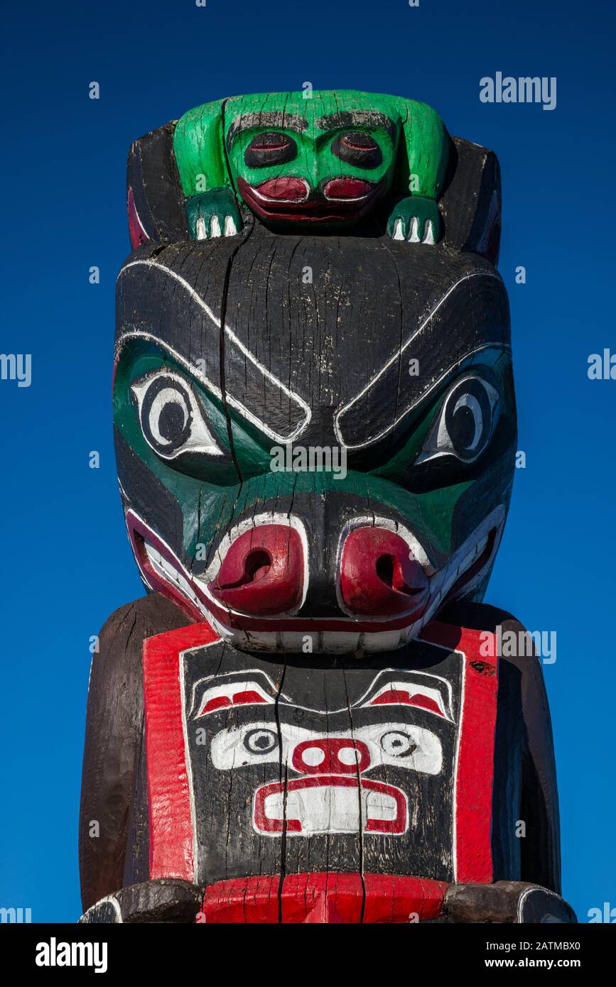 Totem pole native american bear hi-res stock photography and images - Alamy