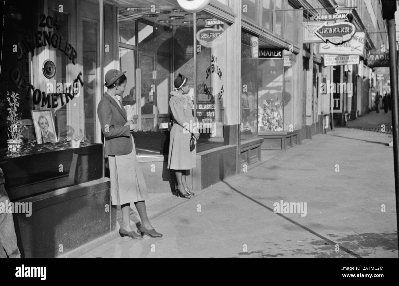 Domestic servants hi-res stock photography and images - Alamy