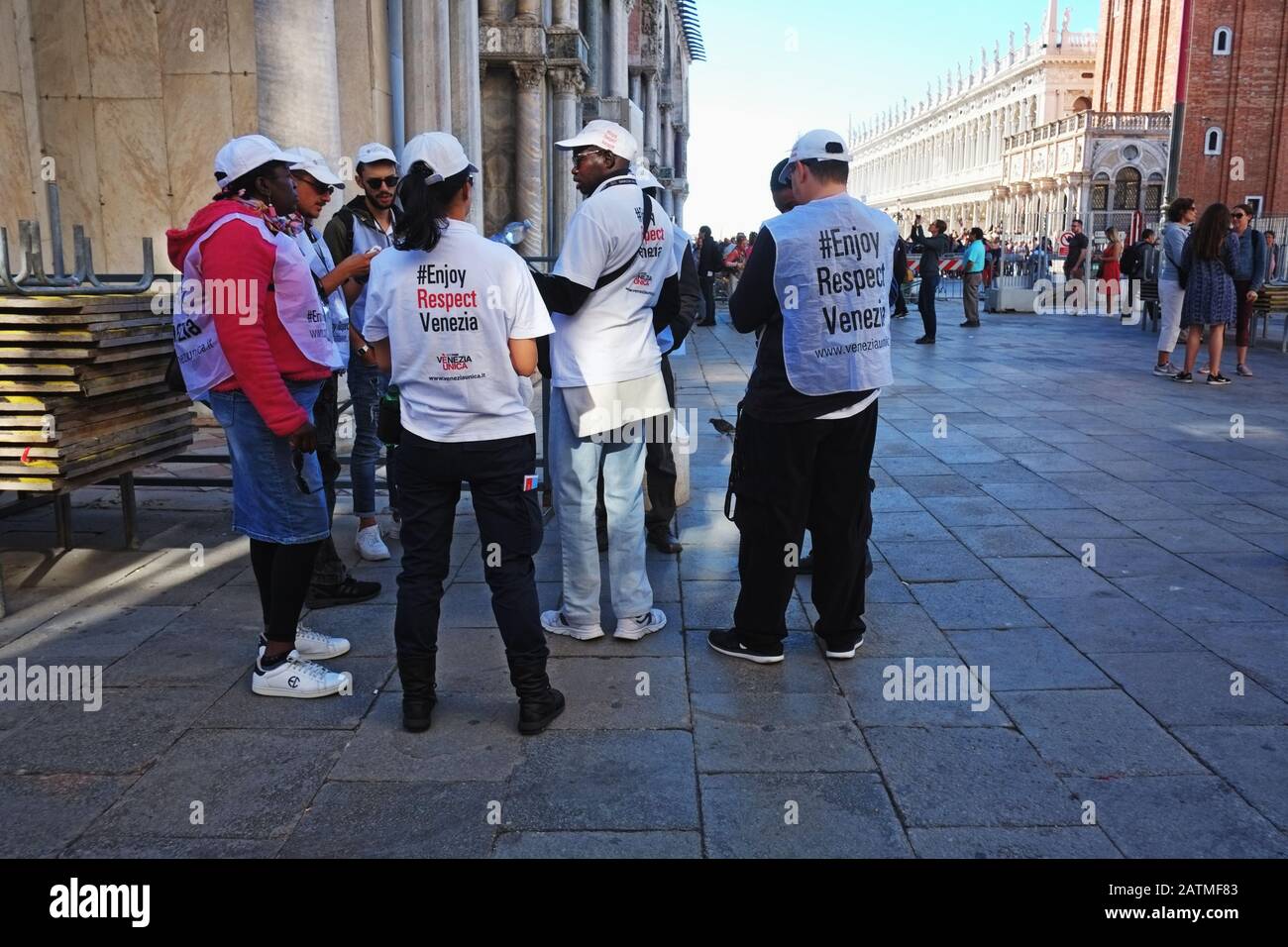 #Enjoy Respect Venezia - Volunteers help travellers Respect Venice ...