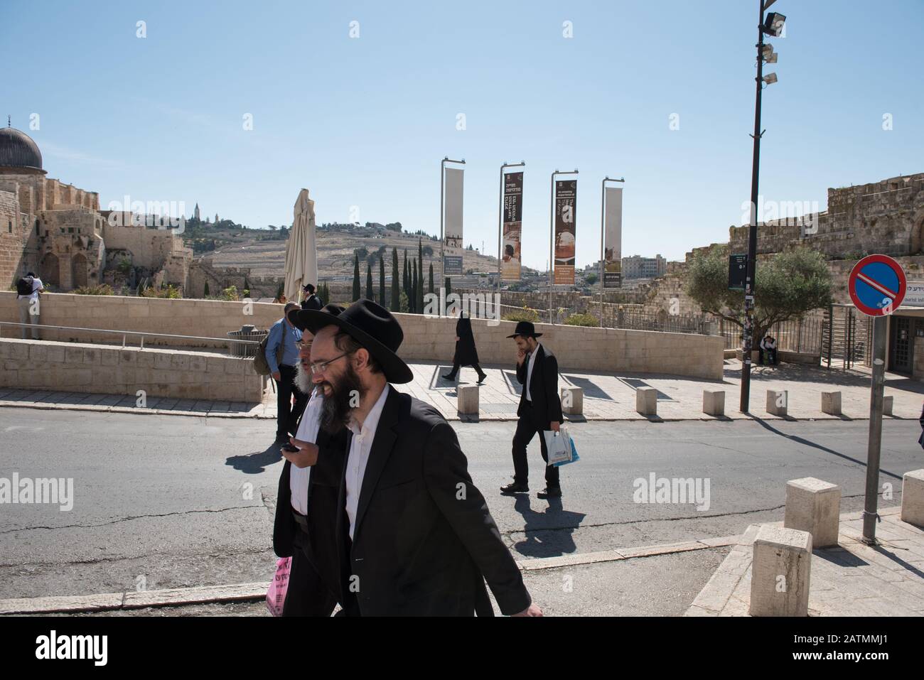 Orthodox jews walking to synagogue hi-res stock photography and images ...