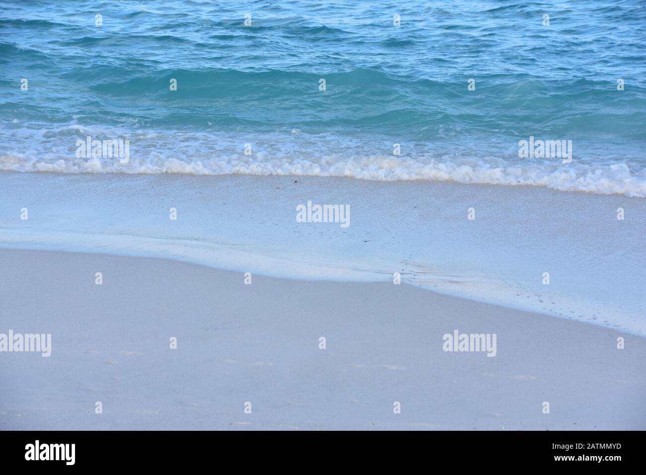 Sandy tropical beach and blue turquoise ocean water Stock Photo - Alamy