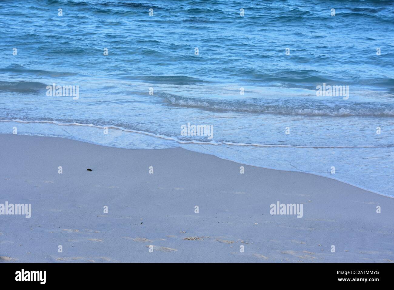 Sandy tropical beach and blue turquoise ocean water Stock Photo - Alamy