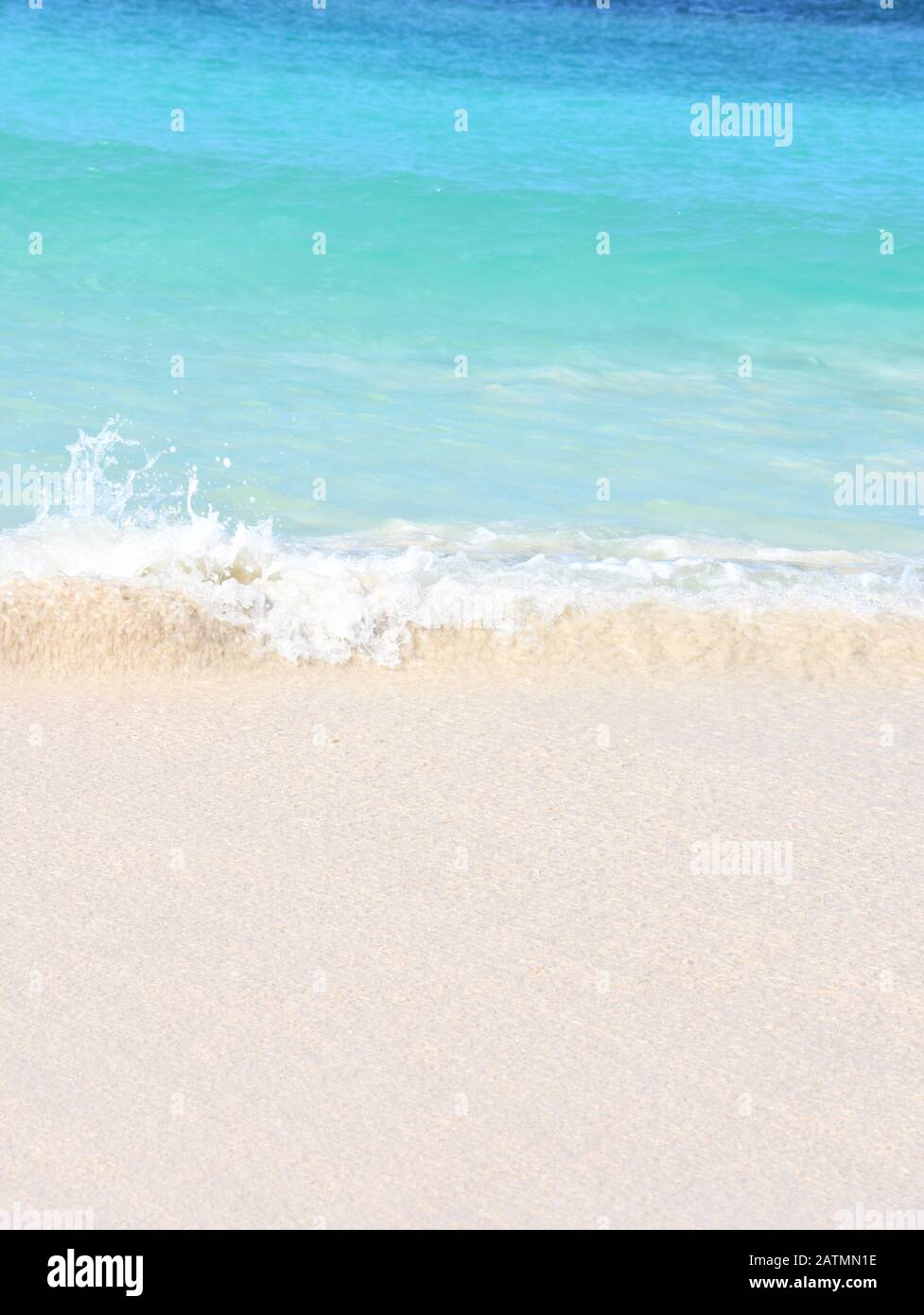 Sandy tropical beach and blue turquoise ocean water Stock Photo - Alamy