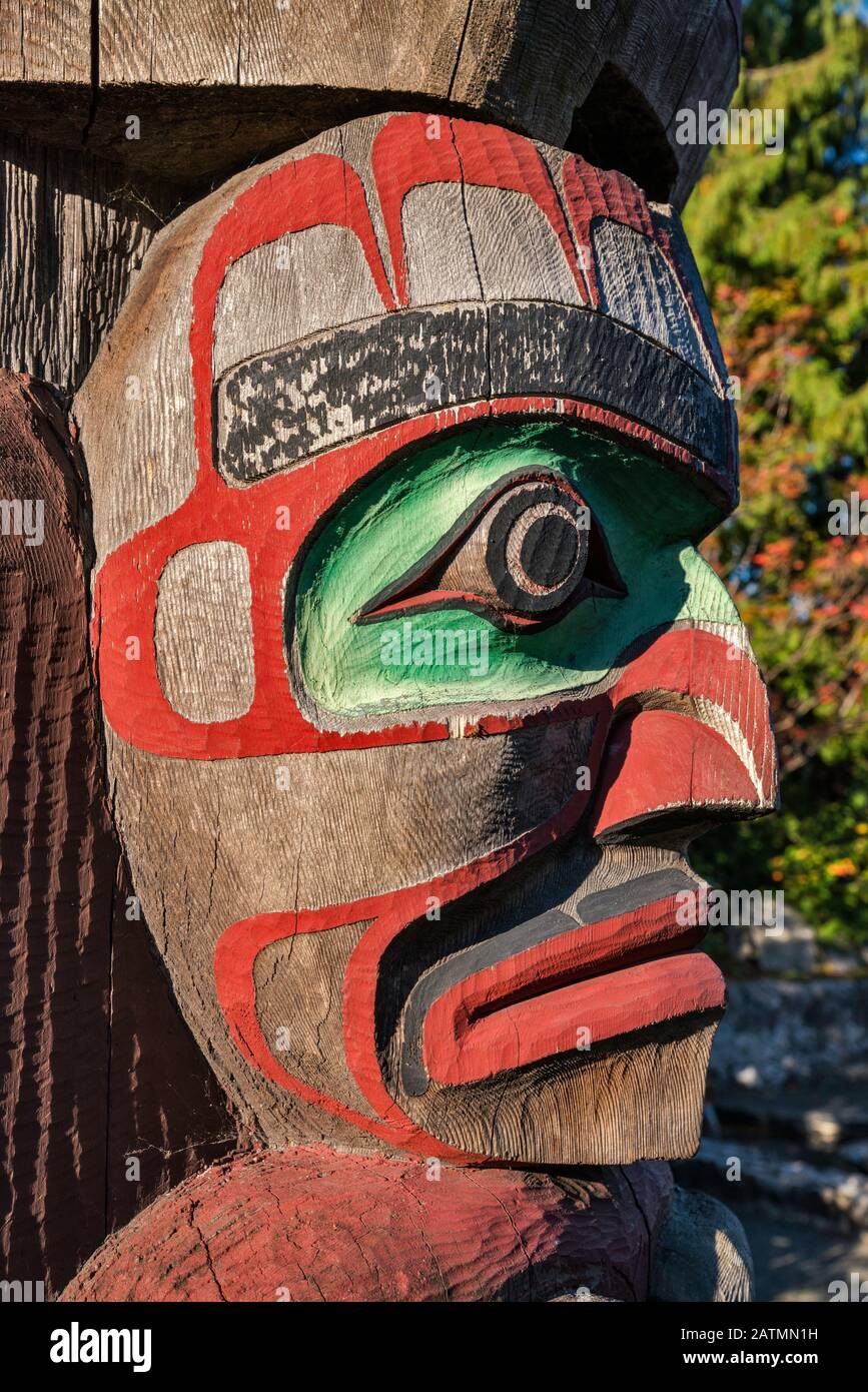 Totem pole native american bear hi-res stock photography and images - Alamy