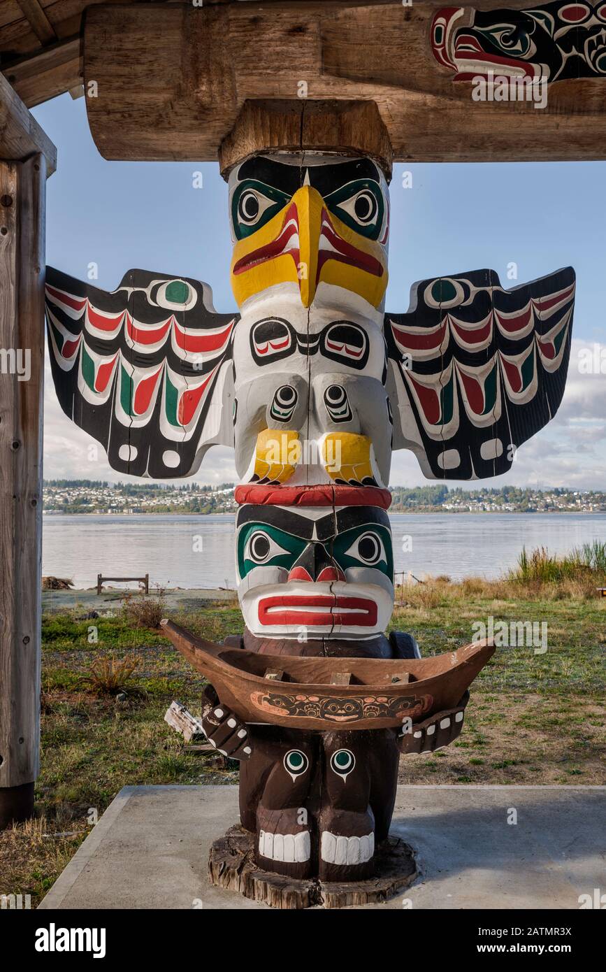 Figures of Thunderbird over Wise Man, totem pole at shelter in ...