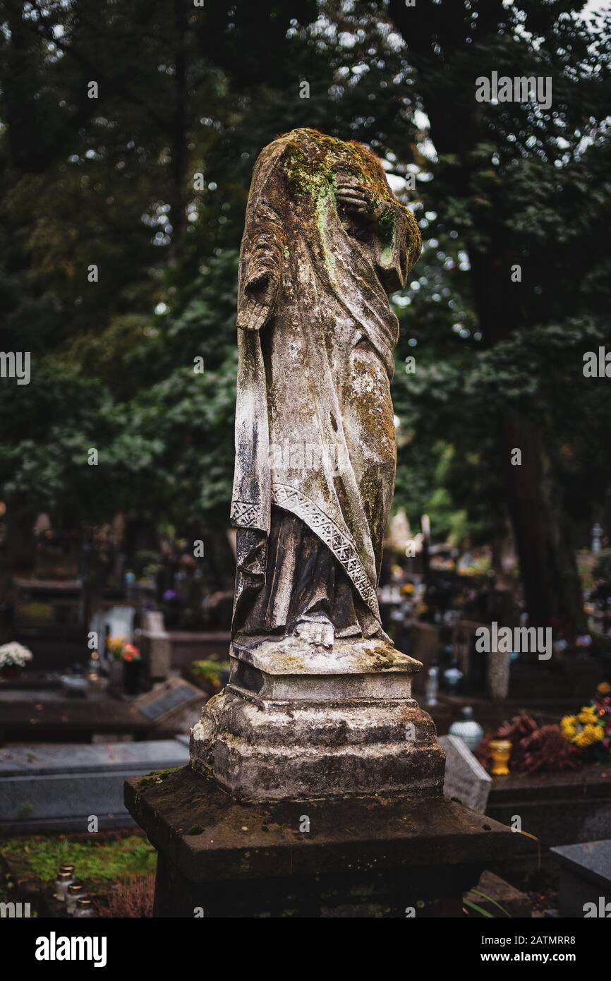 Headless sculpture hi-res stock photography and images - Alamy