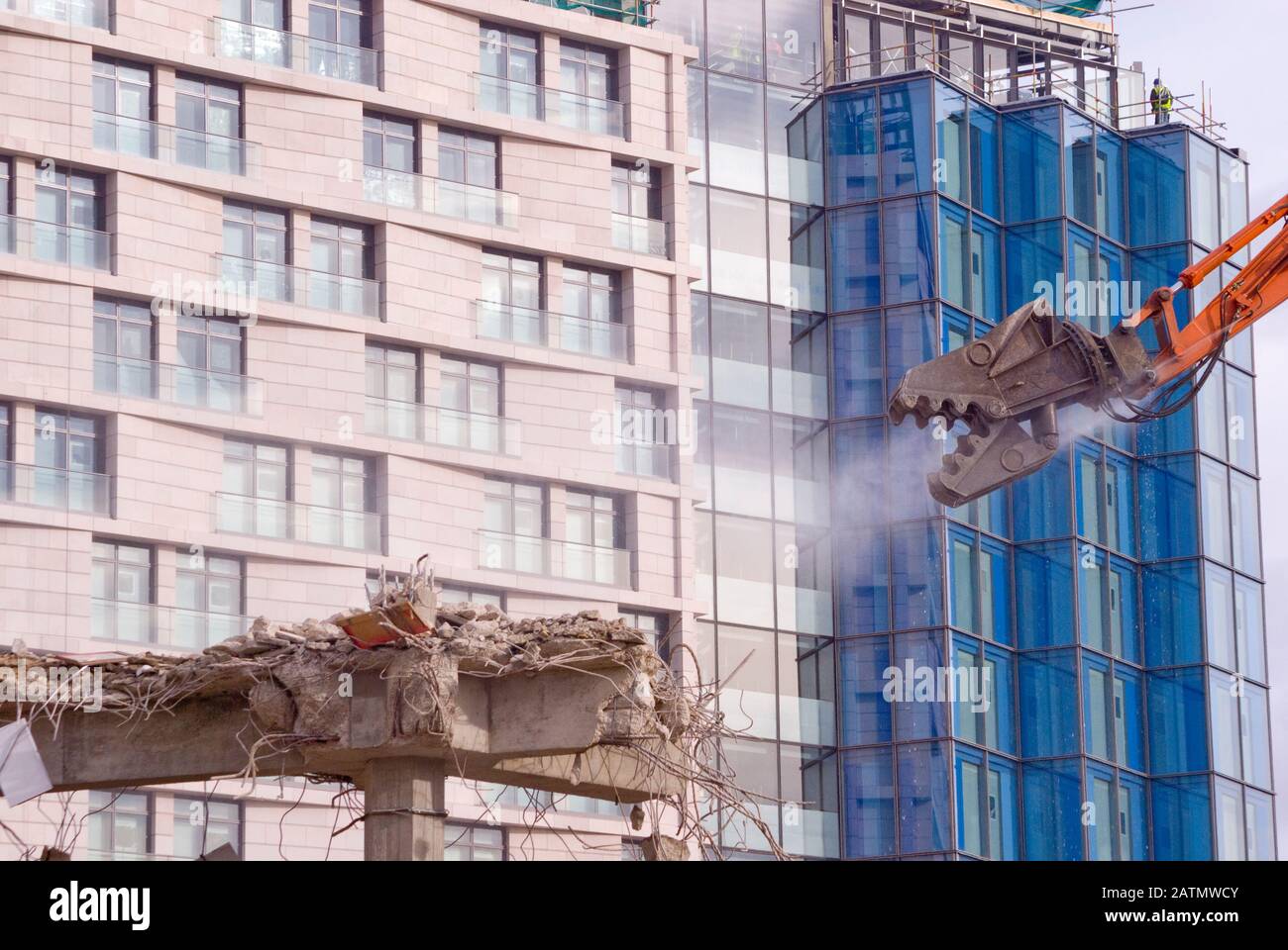 Demolition claw hi-res stock photography and images - Alamy