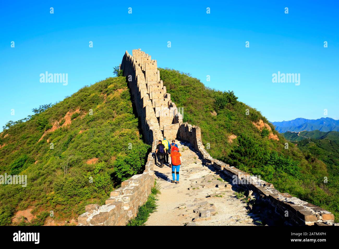 Tourists visit the Great Wall Stock Photo - Alamy