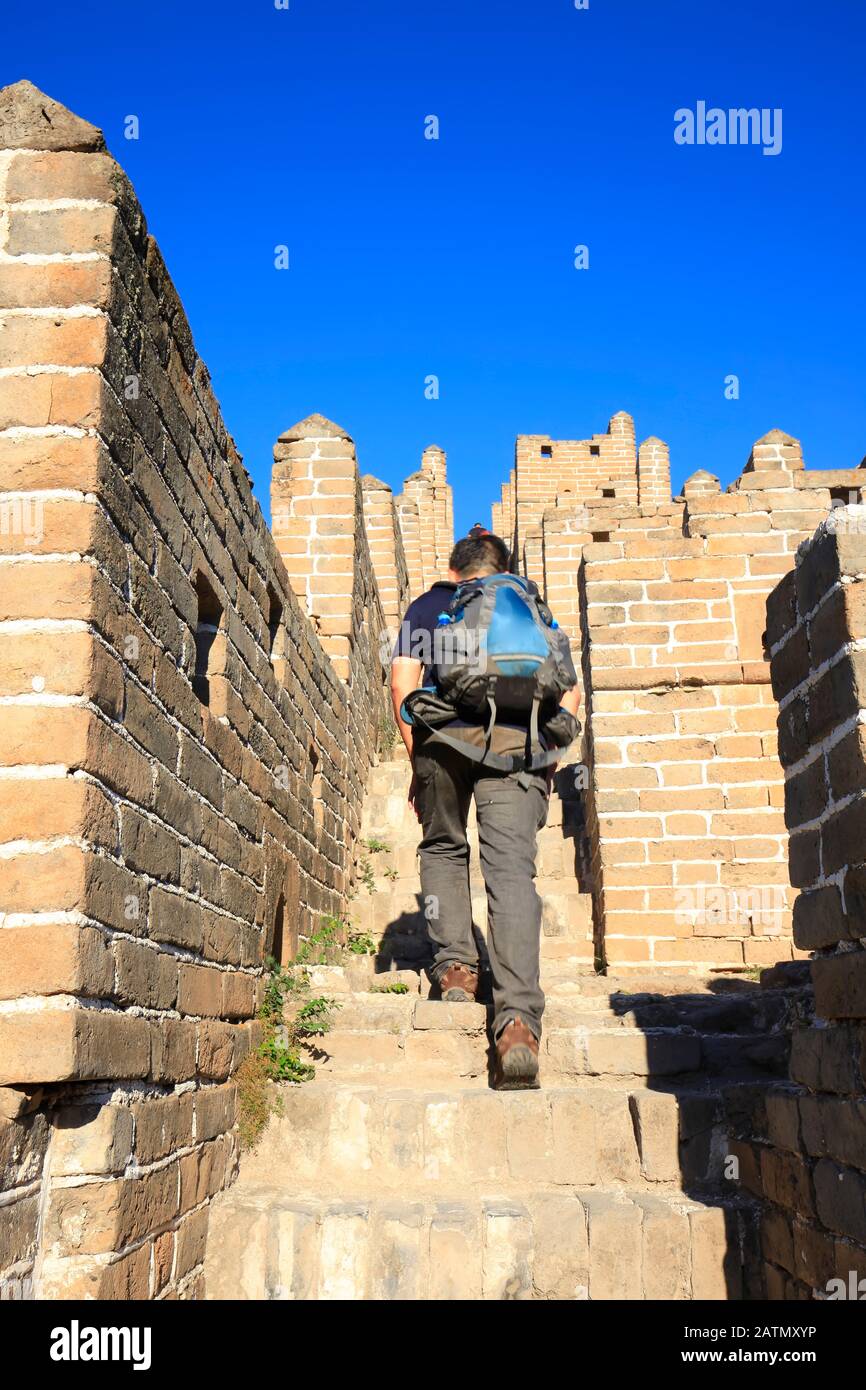 Tourists visit the Great Wall Stock Photo - Alamy