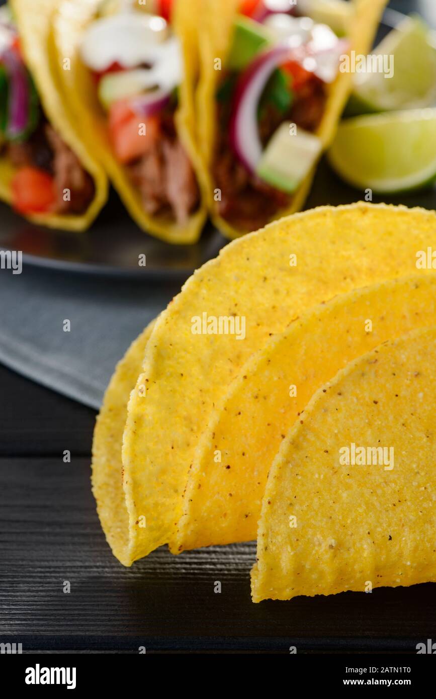 Empty taco shell hi-res stock photography and images - Alamy