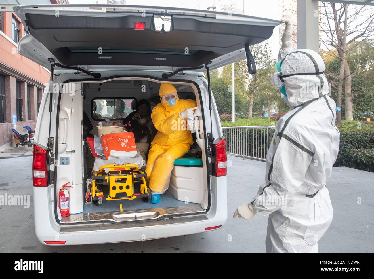 Chinese medical workers escort patients infected with the new ...