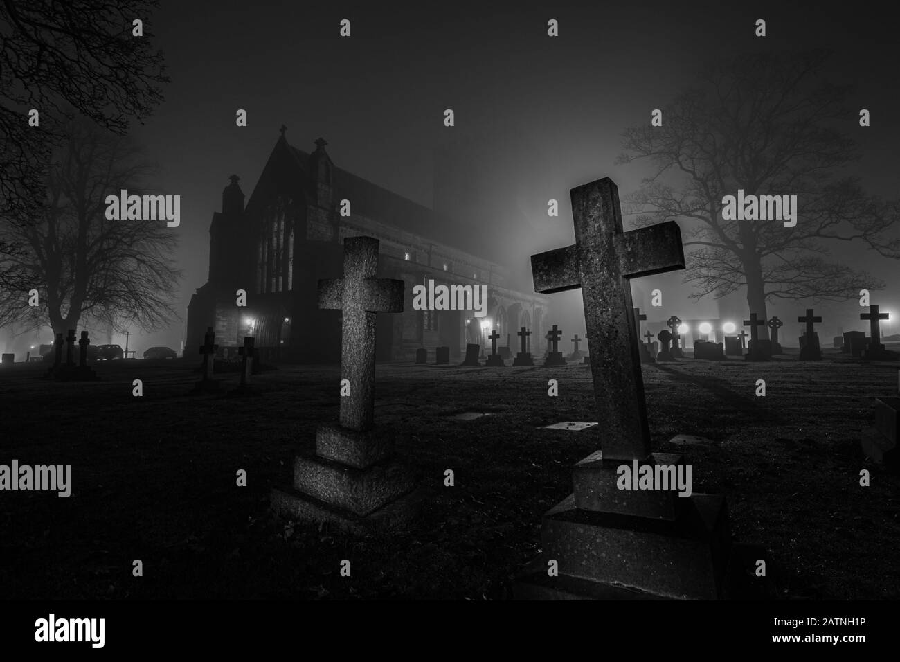 Cathedral graveyard hi-res stock photography and images - Alamy