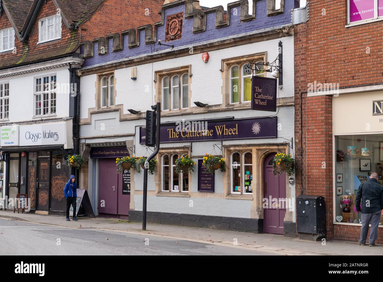 High street pub hi-res stock photography and images - Alamy
