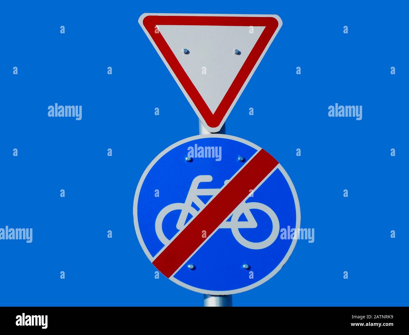 Triangle road sign bicycle hi-res stock photography and images - Alamy