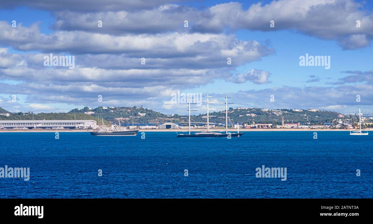Sailing ship off coast hi-res stock photography and images - Alamy