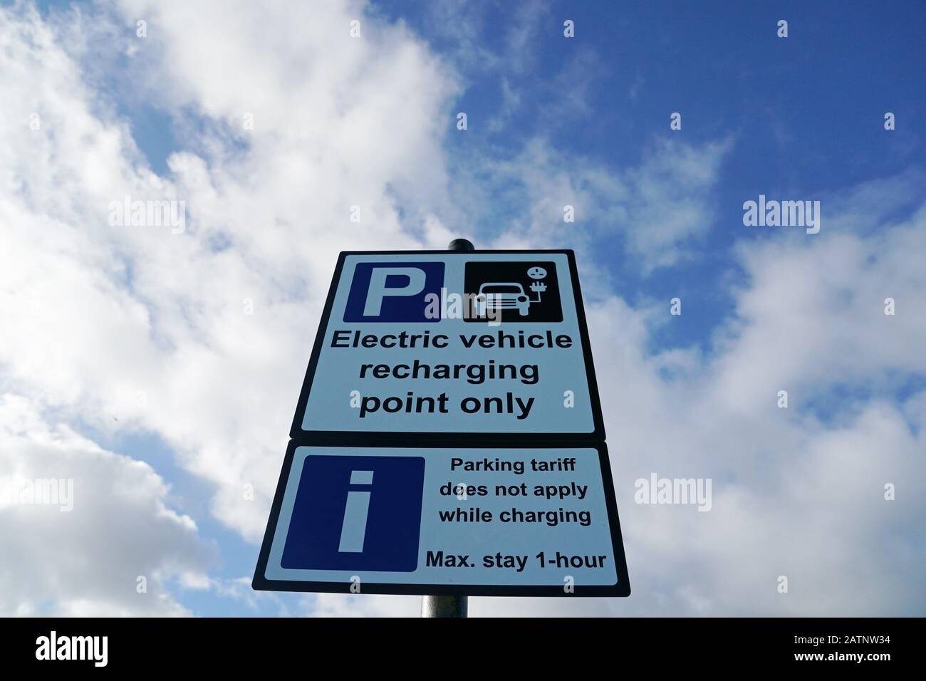 Uk electric charging points sign hi-res stock photography and images ...