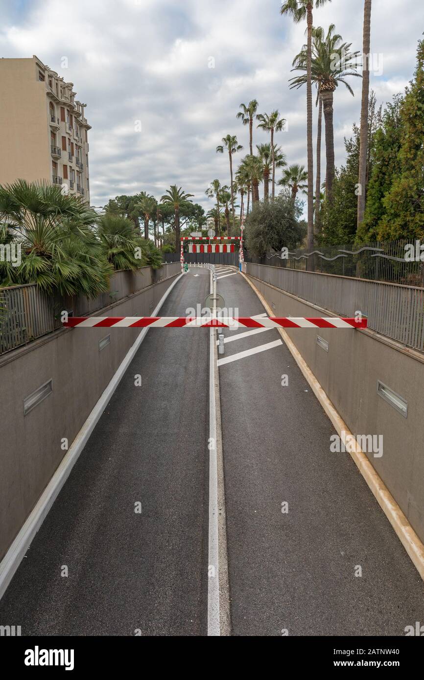 Two way road to underground parking garage hi-res stock photography and ...