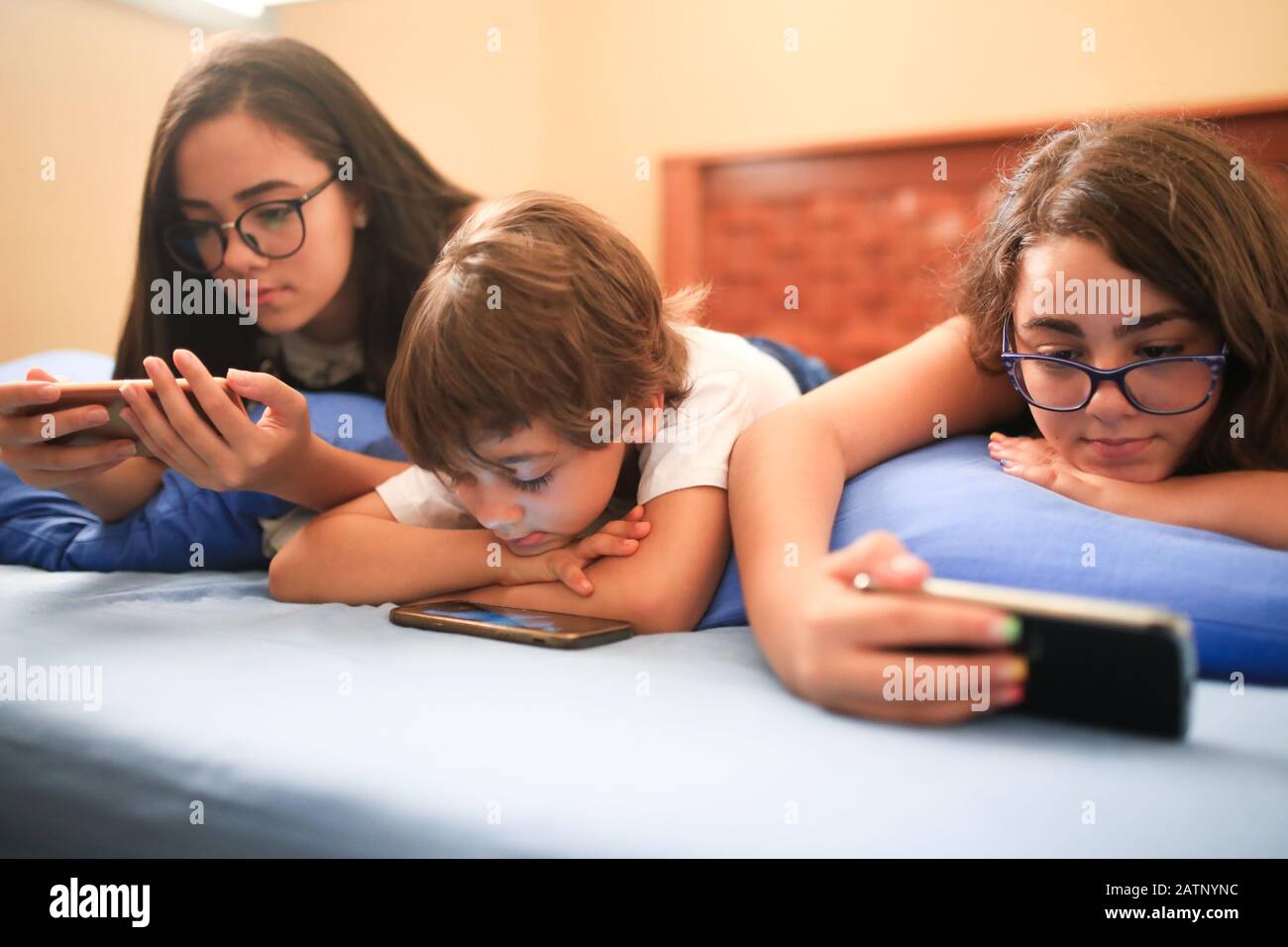 Teenager technology hi-res stock photography and images - Alamy