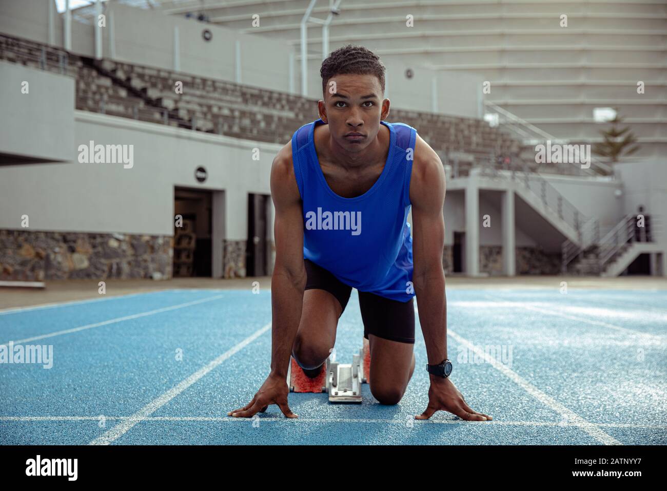 Athlete waiting for the start to run Stock Photo - Alamy