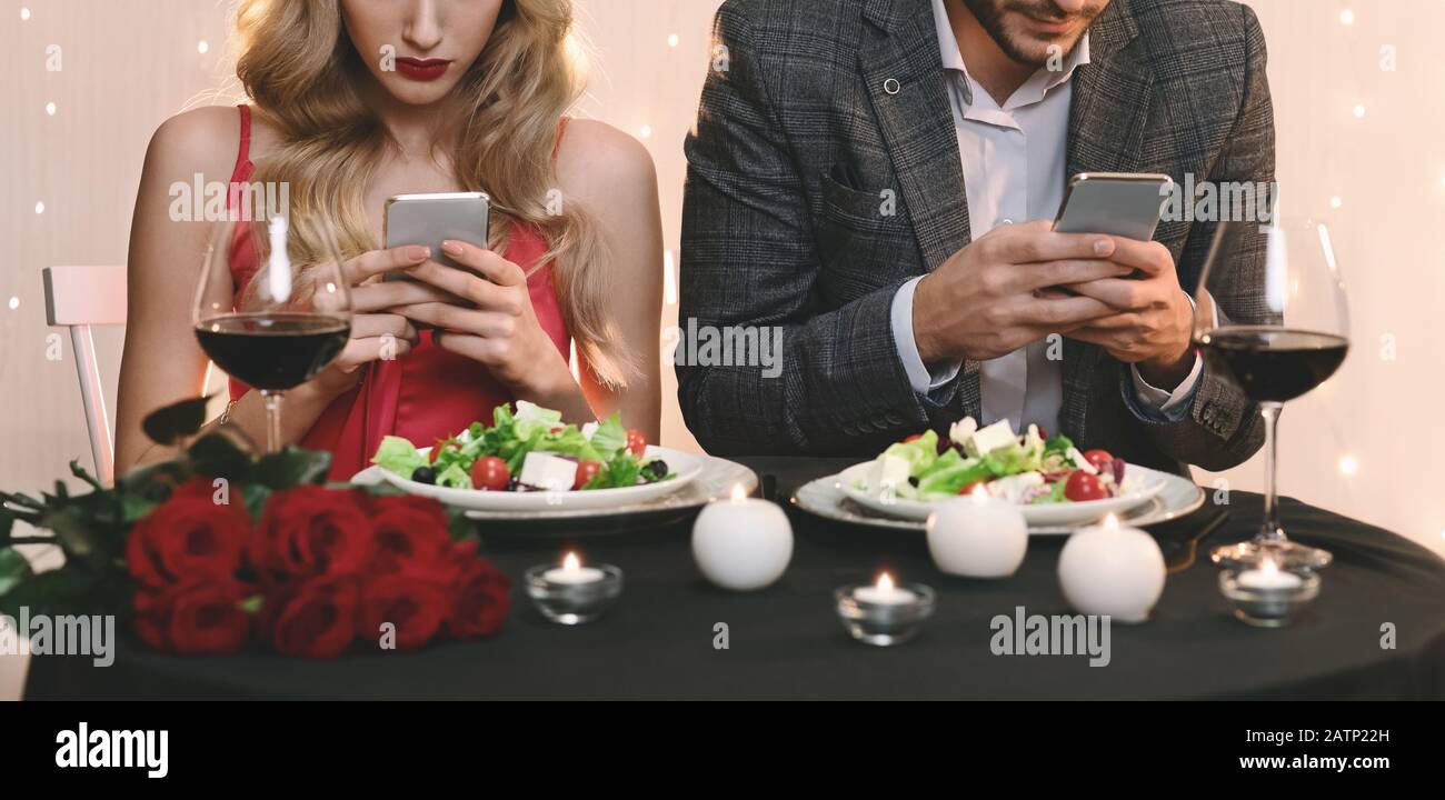 Smartphones restaurant hi-res stock photography and images - Alamy