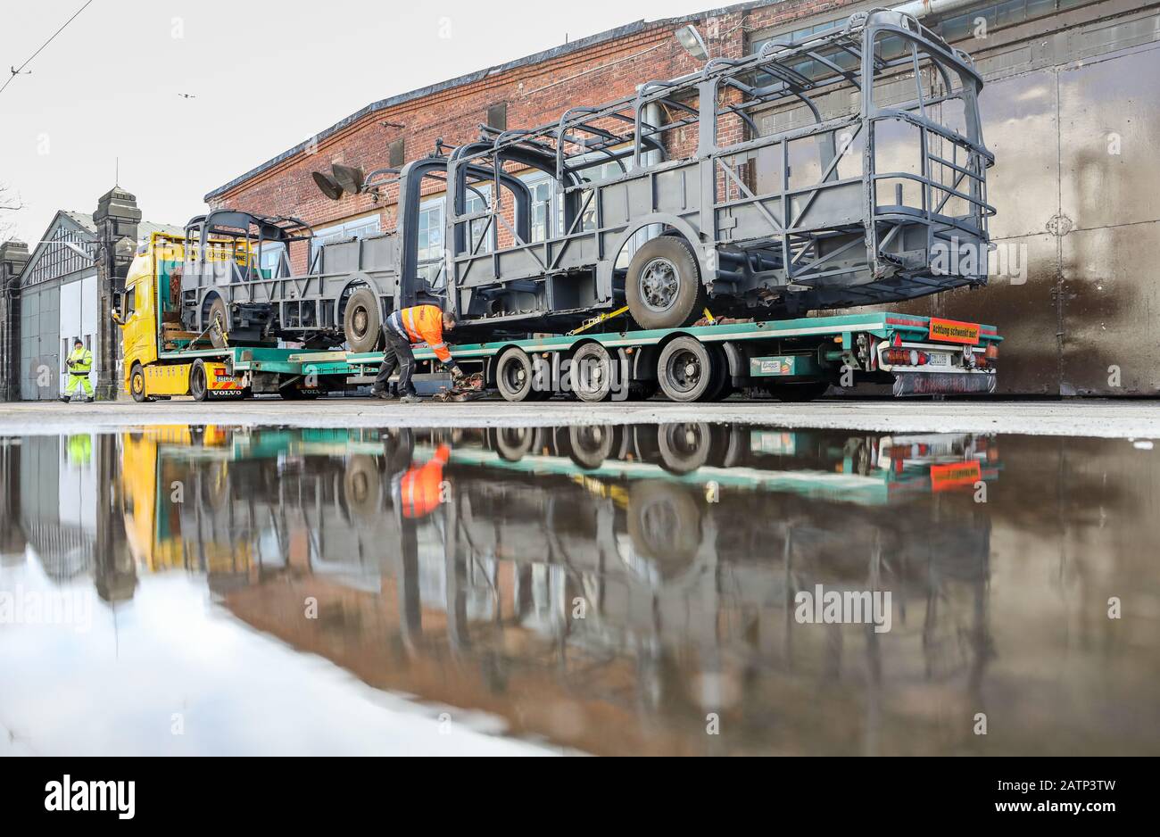04 February 2020, Saxony, Chemnitz: Employees of a freight forwarding ...
