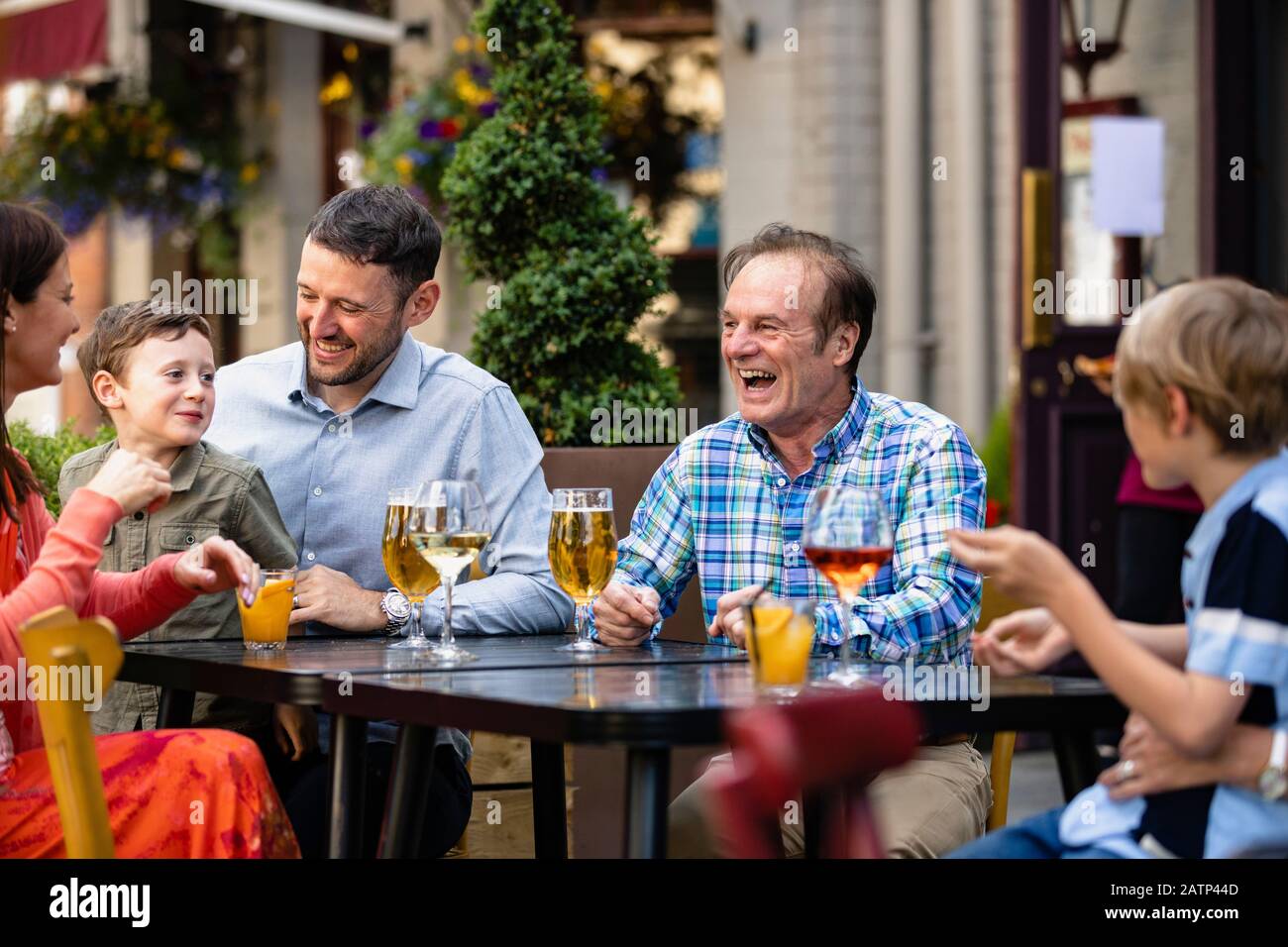 Family group at table in the garden hi-res stock photography and images ...