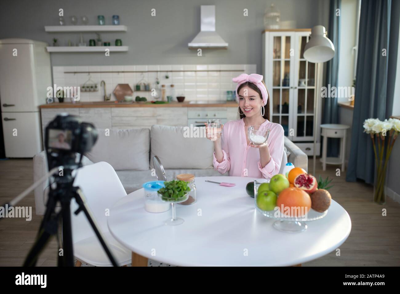 Vlogging pretty hi-res stock photography and images - Alamy