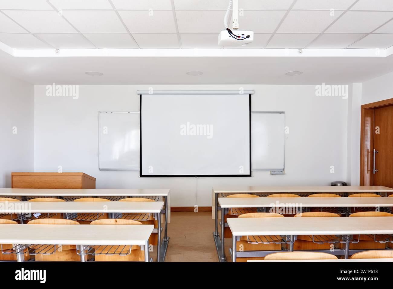 Classroom presentation whiteboard hi-res stock photography and images ...