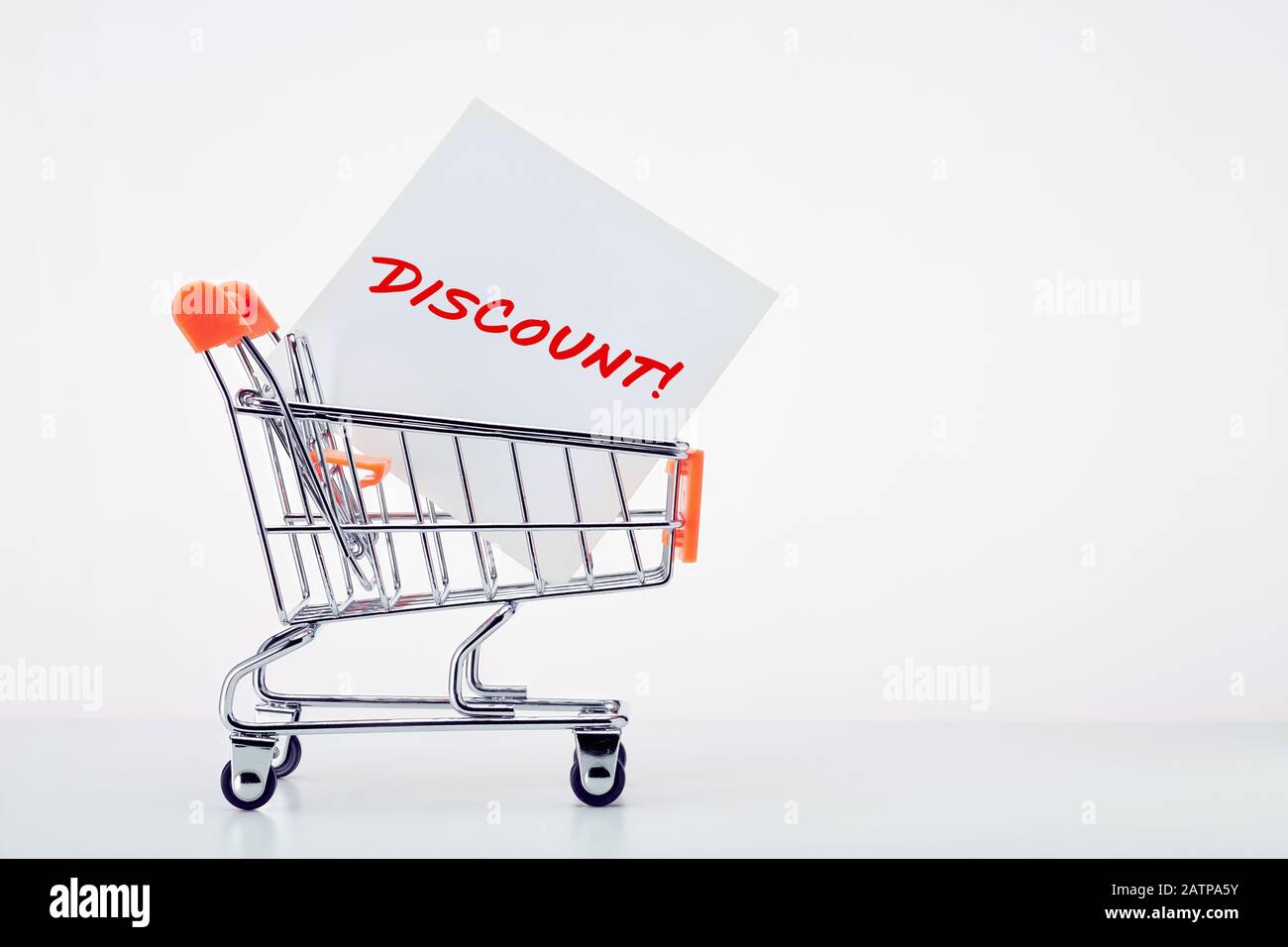 Shopping cart with a note paper writing discount on it on white ...