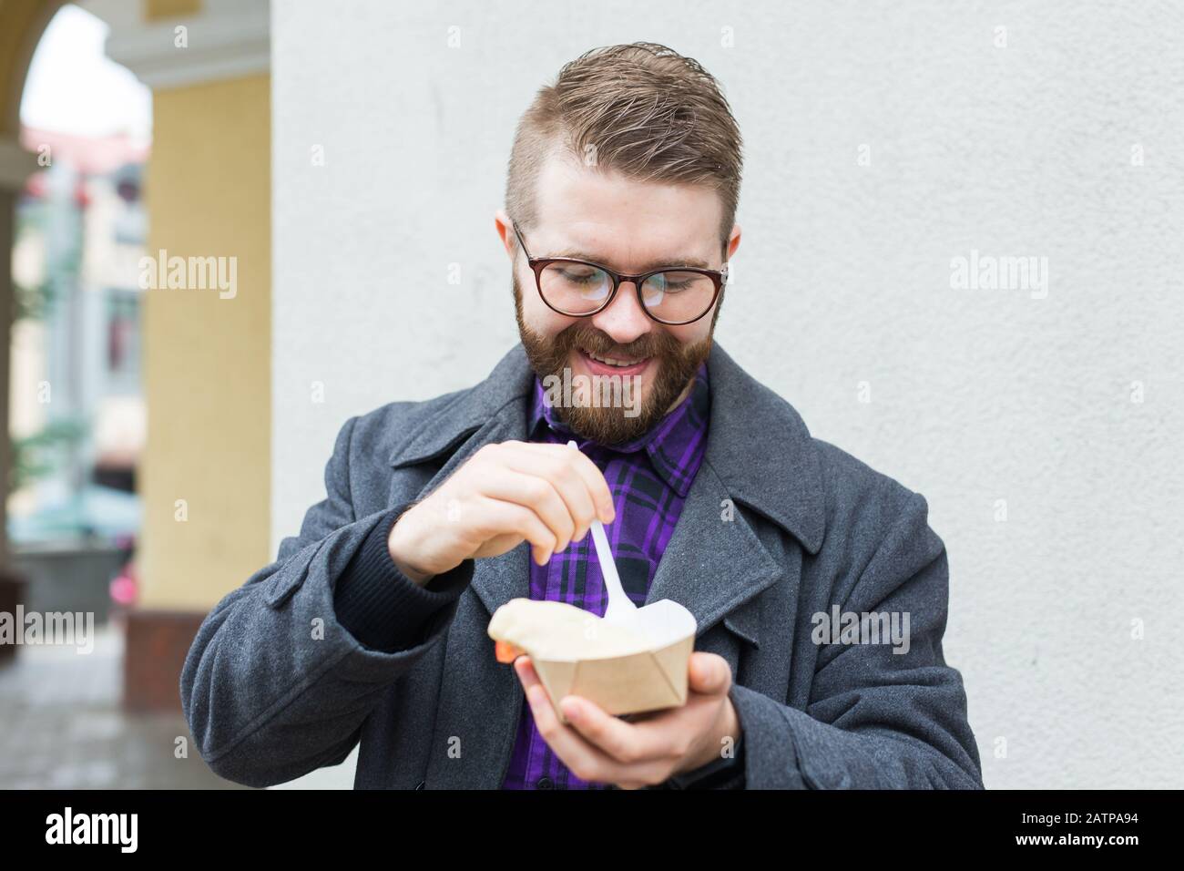 Fat man eats fast hi-res stock photography and images - Alamy