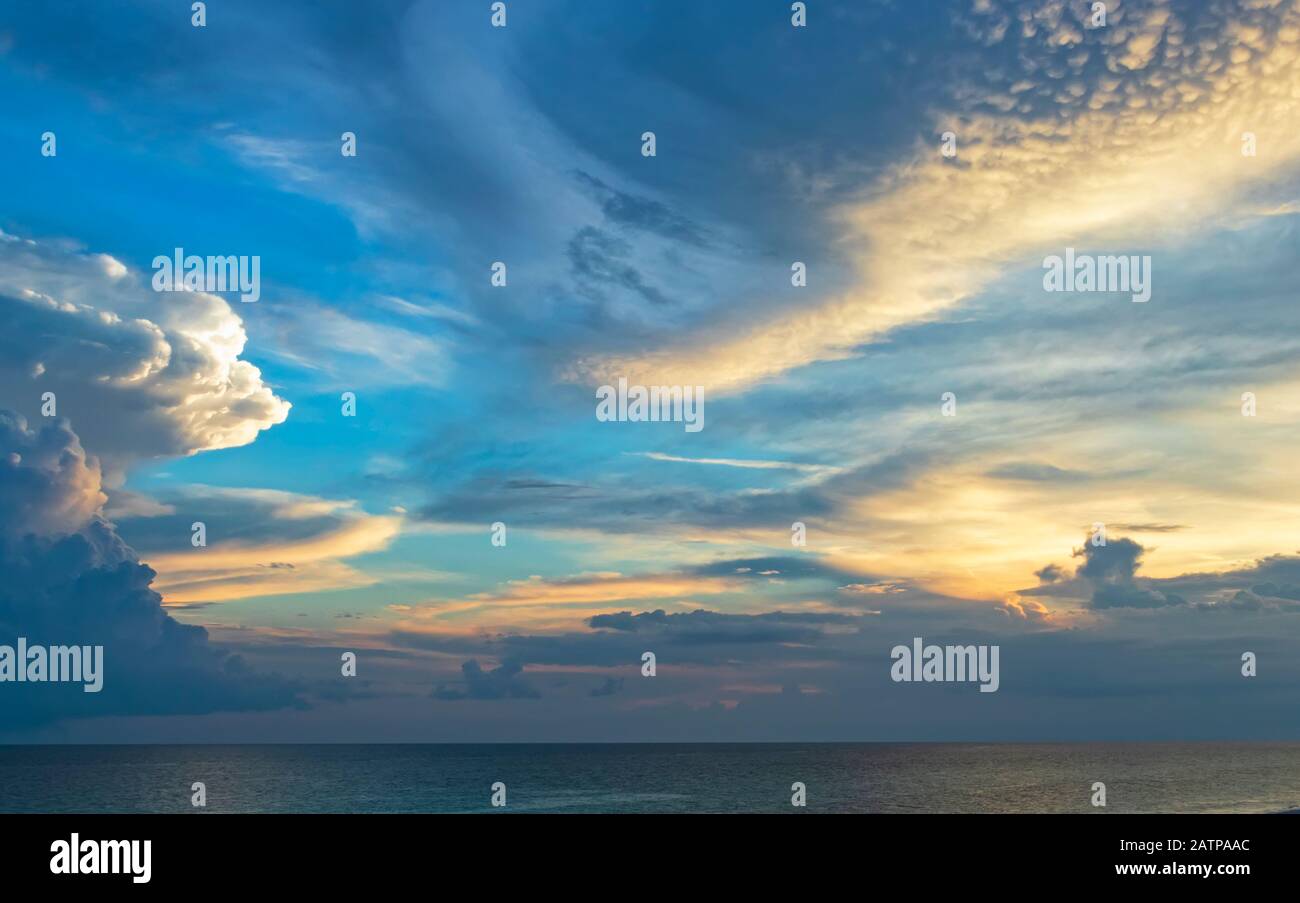 Sunset view over ocean colorful hi-res stock photography and images - Alamy