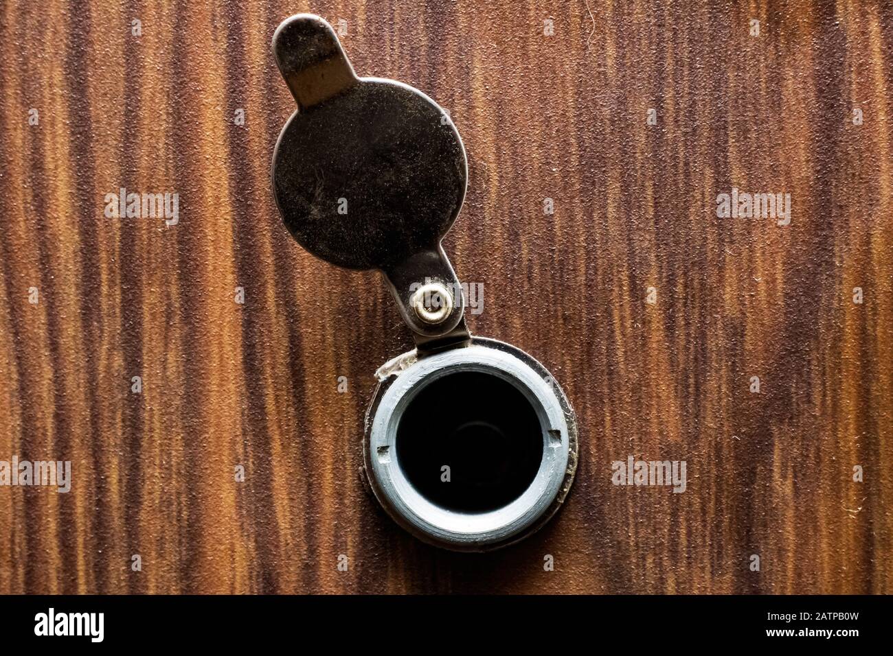 Peephole on a wooden door close up Stock Photo - Alamy
