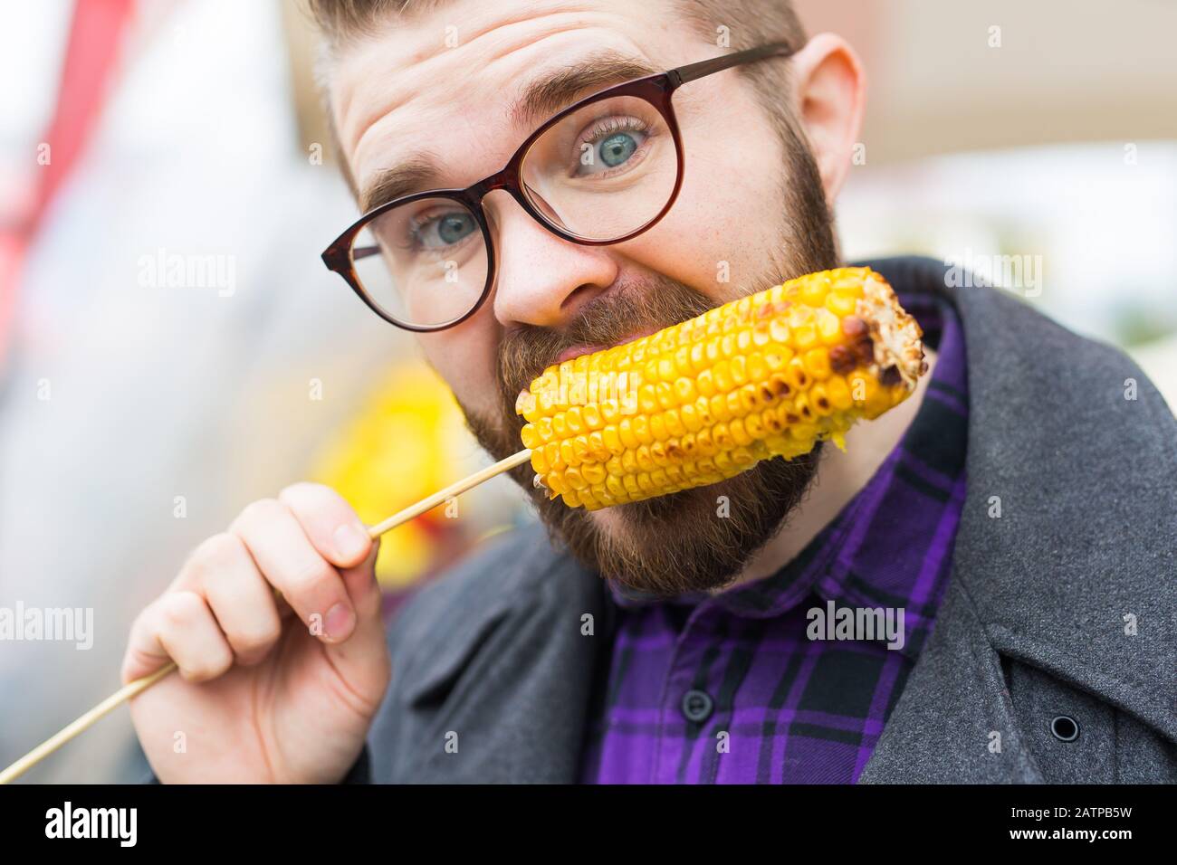Guy eating corn on the cob hi-res stock photography and images - Alamy