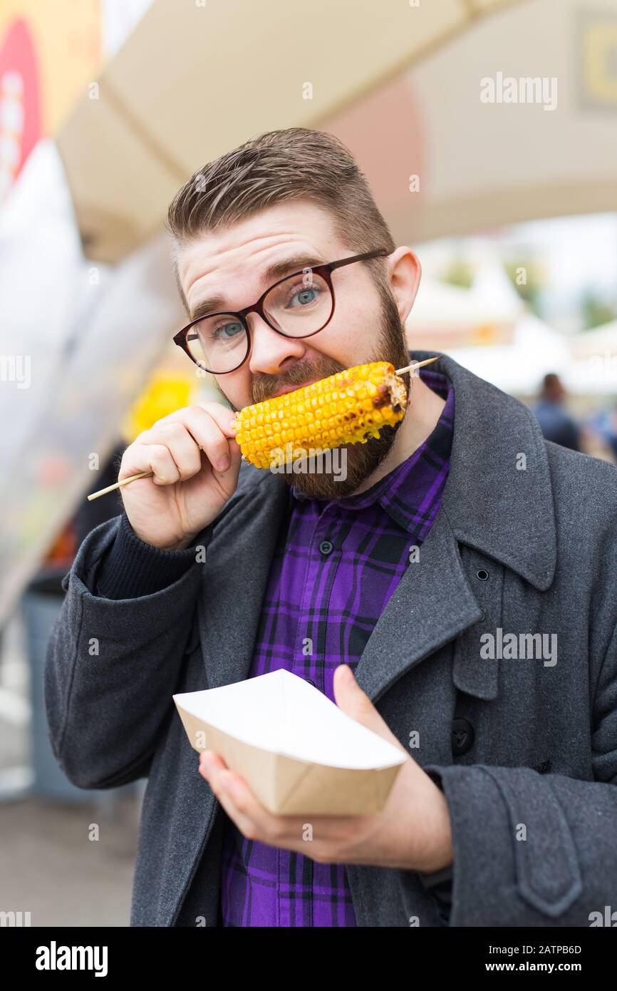 Guy eating corn on the cob hi-res stock photography and images - Alamy