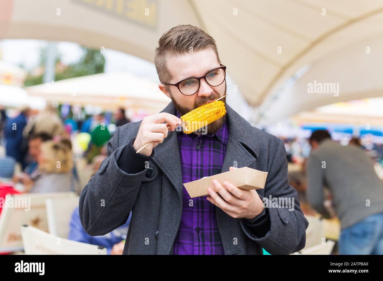 Guy eating corn on the cob hi-res stock photography and images - Alamy