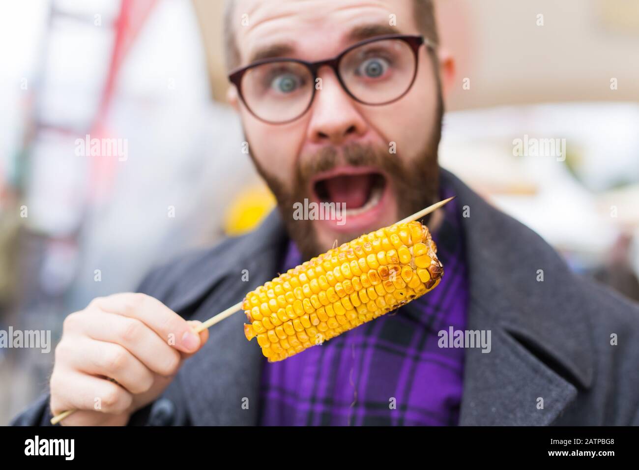 Man eating corn on the cob hi-res stock photography and images - Alamy