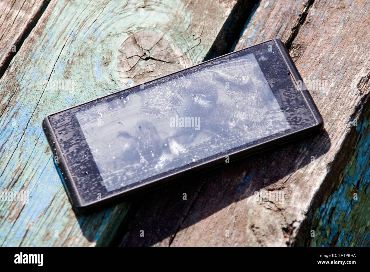 Broken mobile phone lies hi-res stock photography and images - Alamy