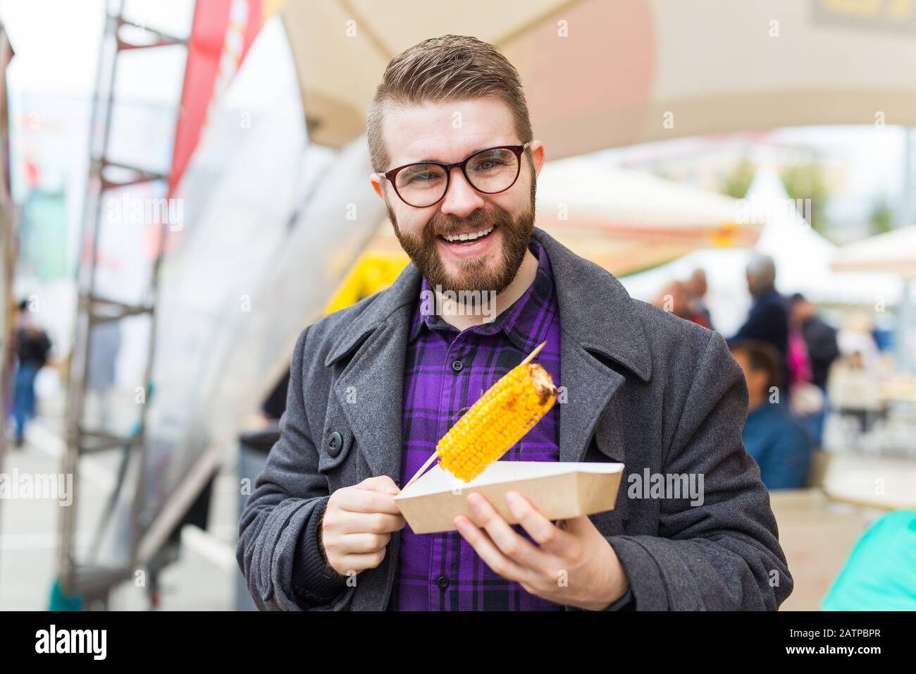 Guy eating corn on the cob hi-res stock photography and images - Alamy