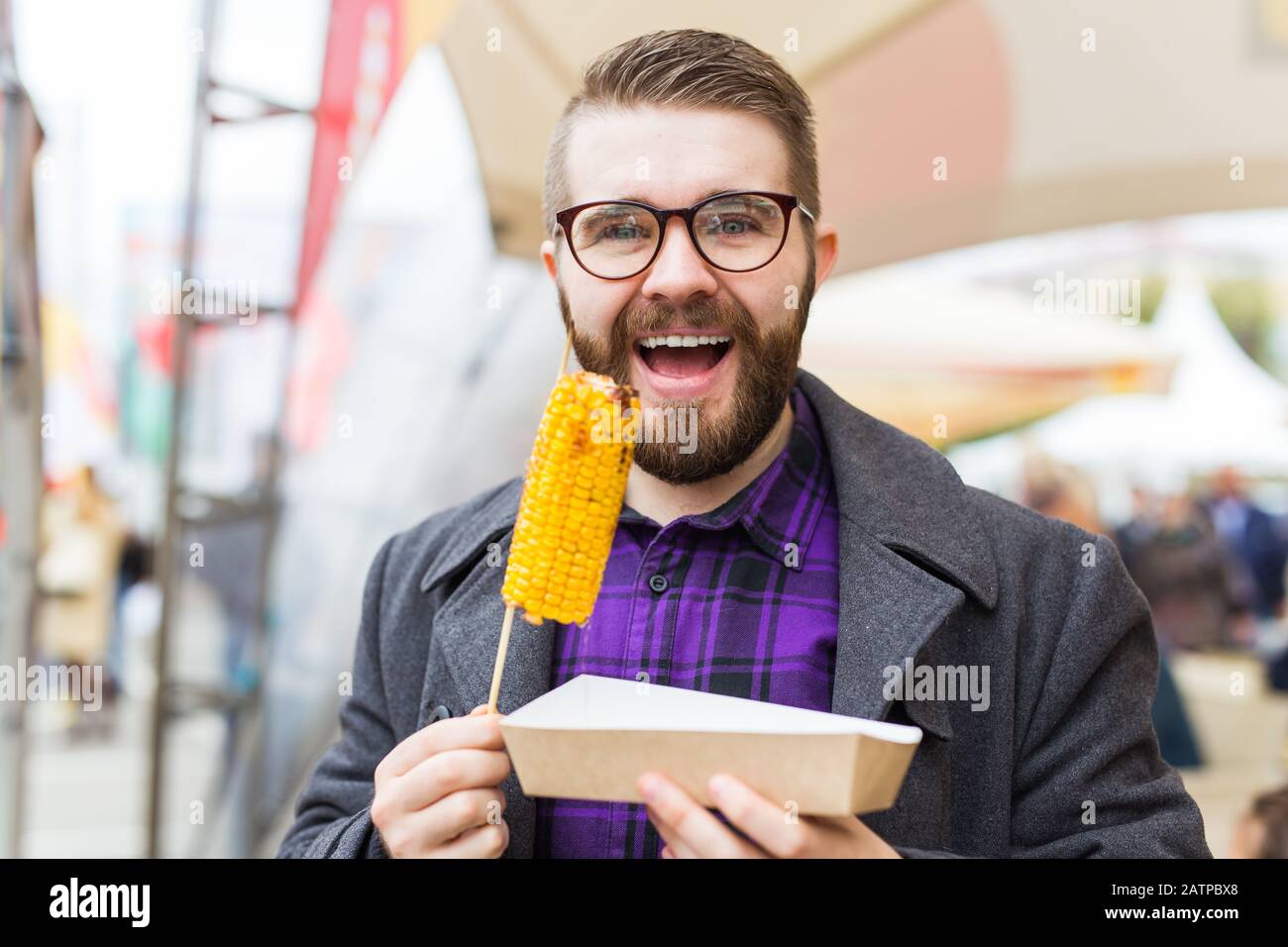 Man eating corn on the cob hi-res stock photography and images - Alamy