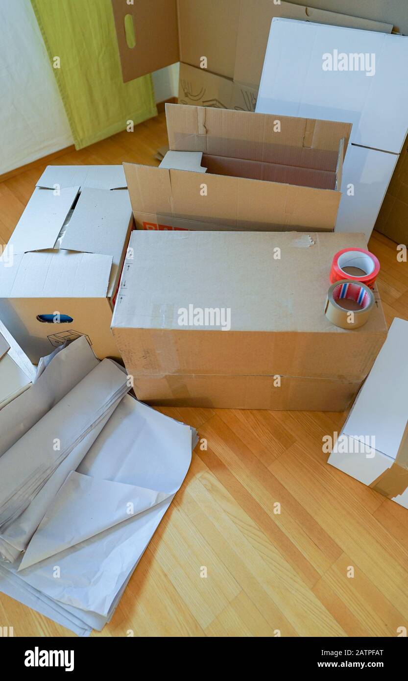 Movers boxes hi-res stock photography and images - Alamy