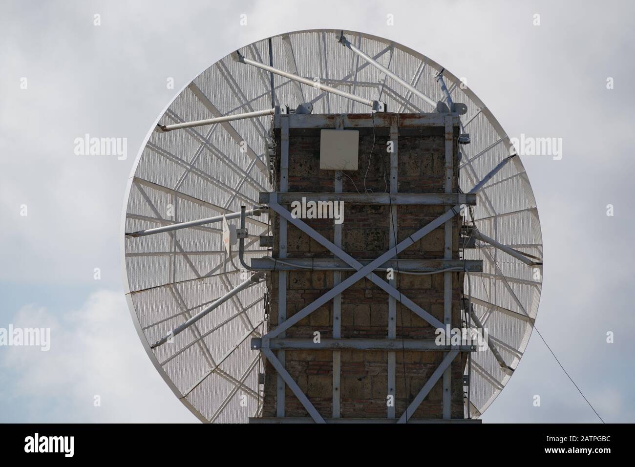 Broadcasting big antenna on blue sky background Stock Photo - Alamy