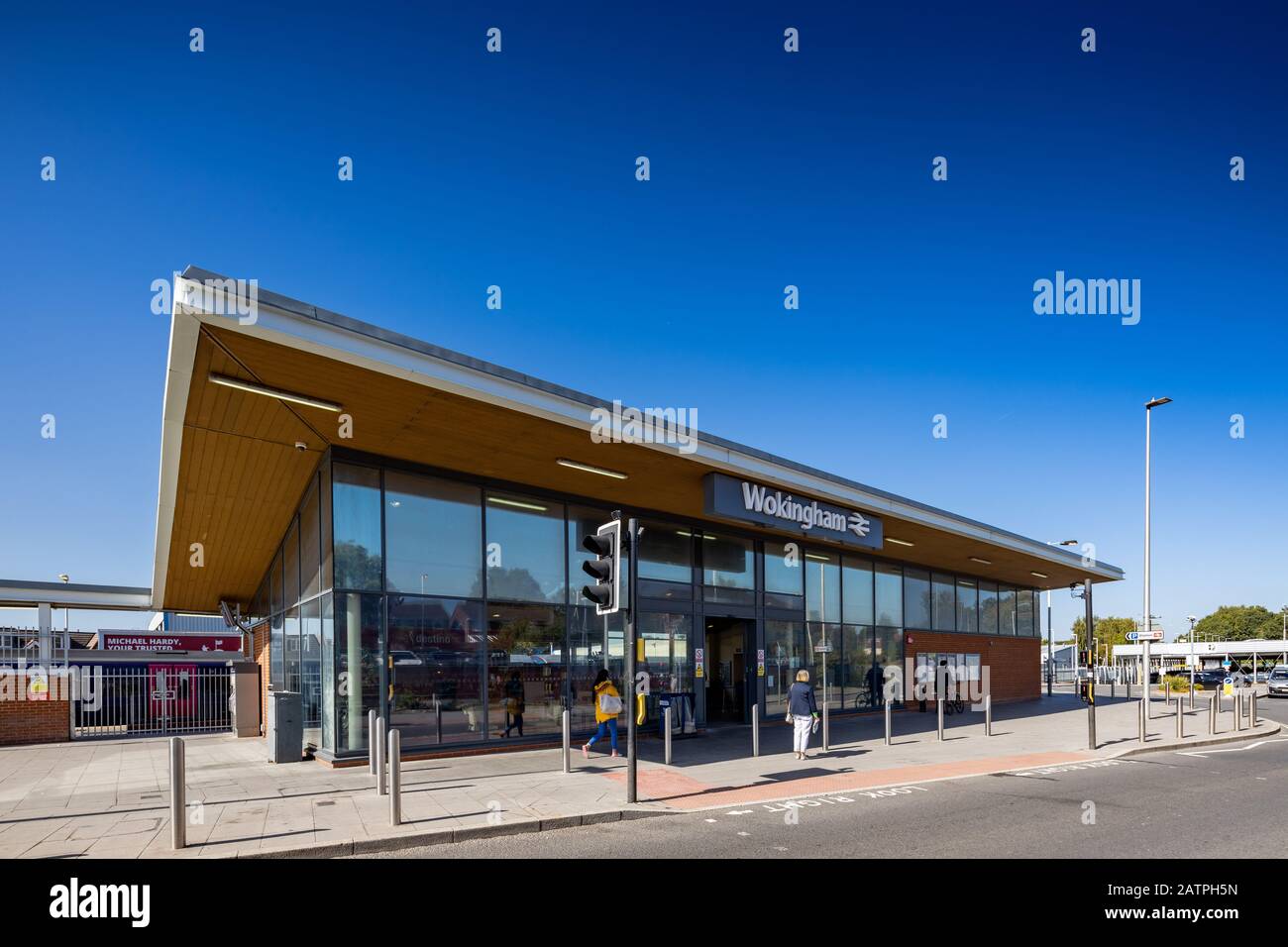 Wokingham station and town centre hi-res stock photography and images ...
