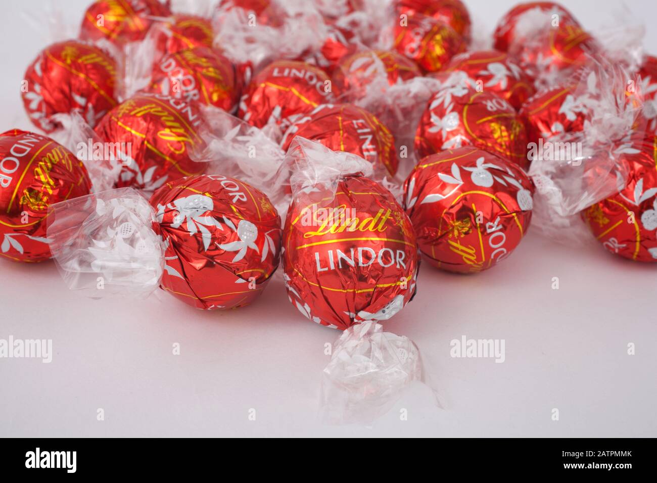 Lindt Lindor Chocolates High Resolution Stock Photography and Images ...