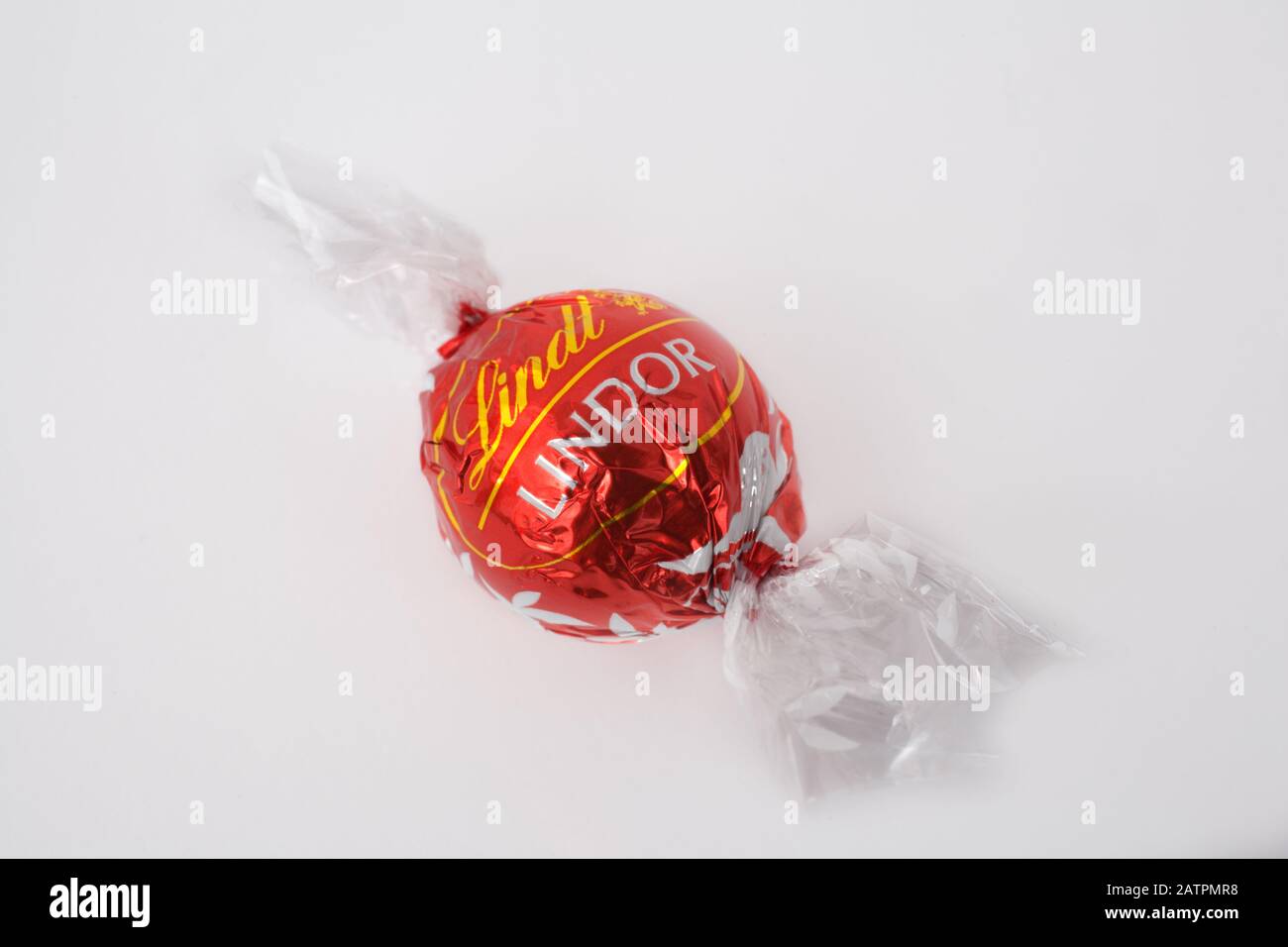 Lindt lindor chocolates hi-res stock photography and images - Alamy