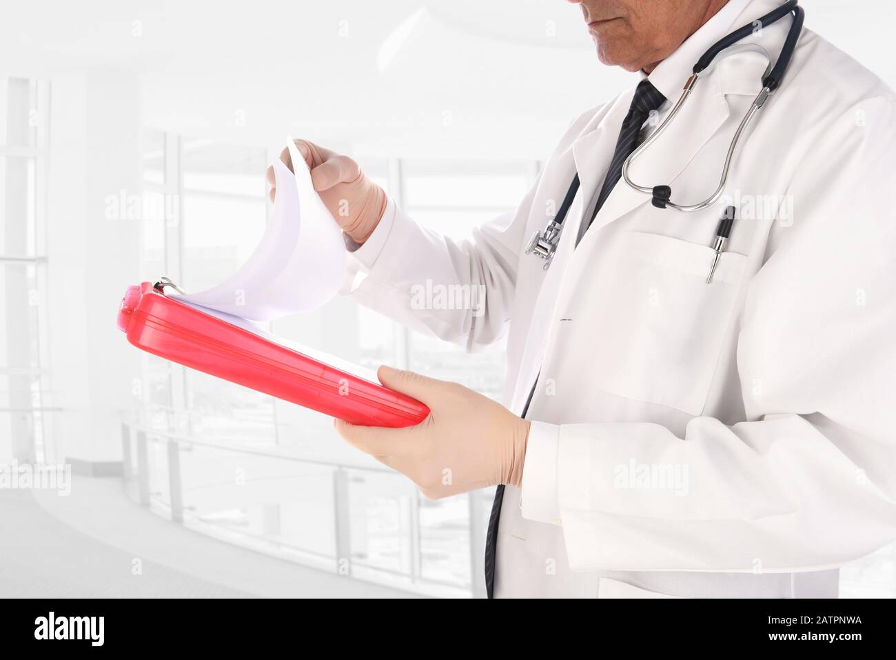 Doctor with chart hi-res stock photography and images - Alamy